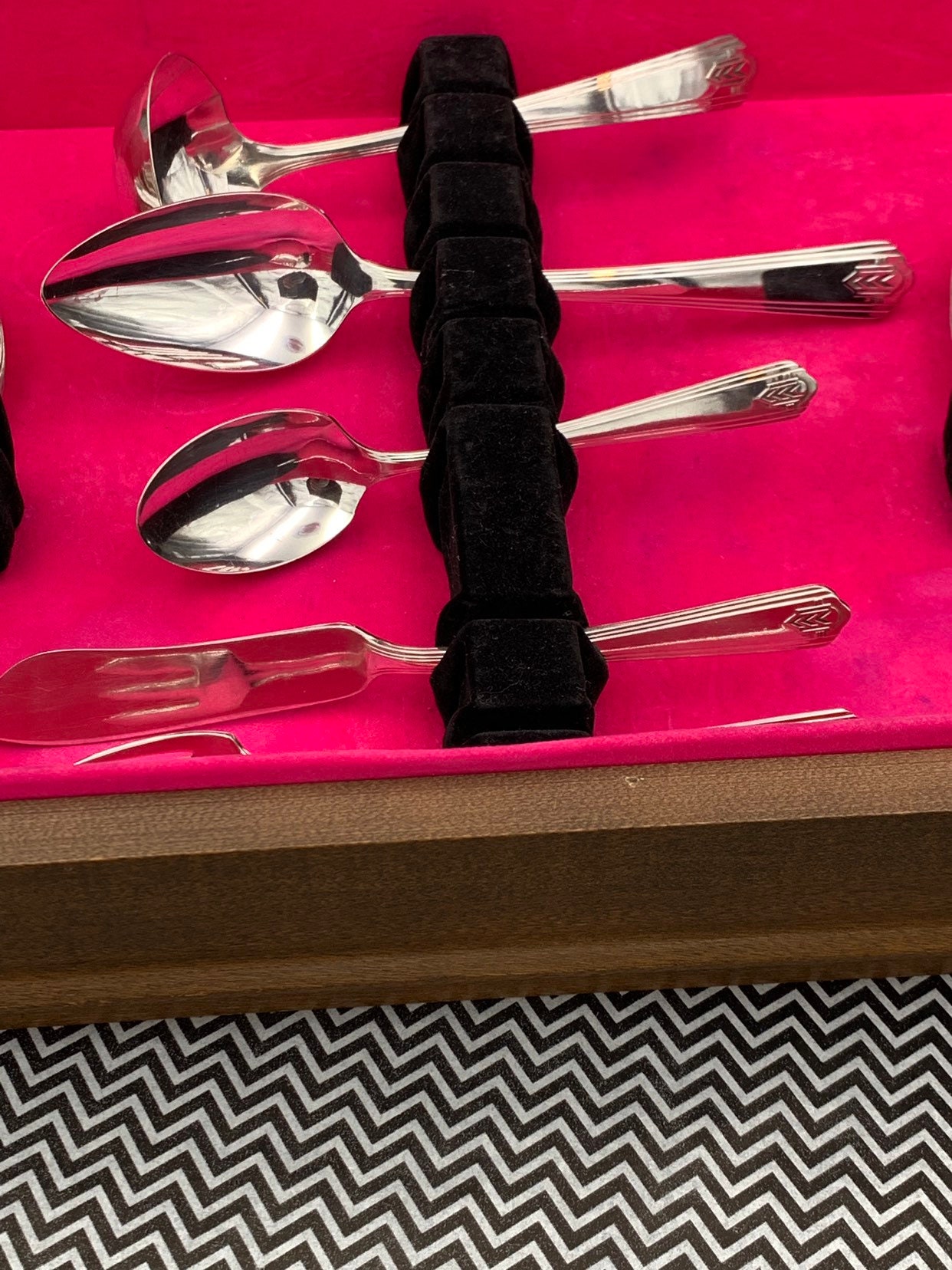 Vintage Rogers Chevron Silverware Set with Silverware chest Large ...