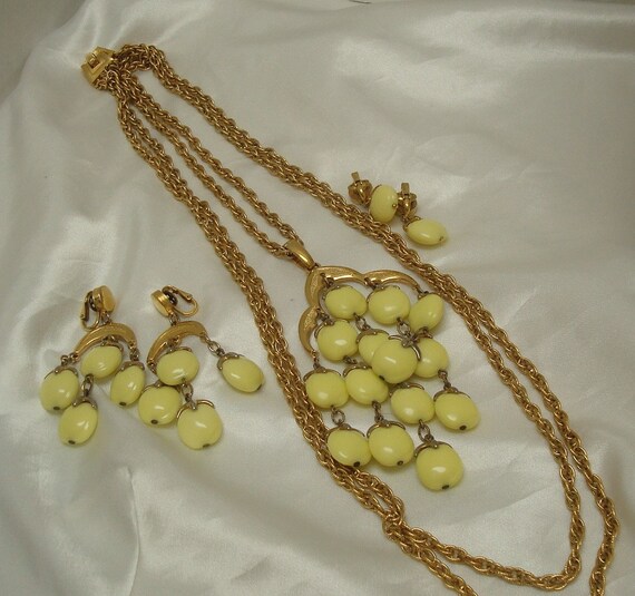 Trifari Waterfall Yellow Lucite Pendant Necklace Gold… - Gem