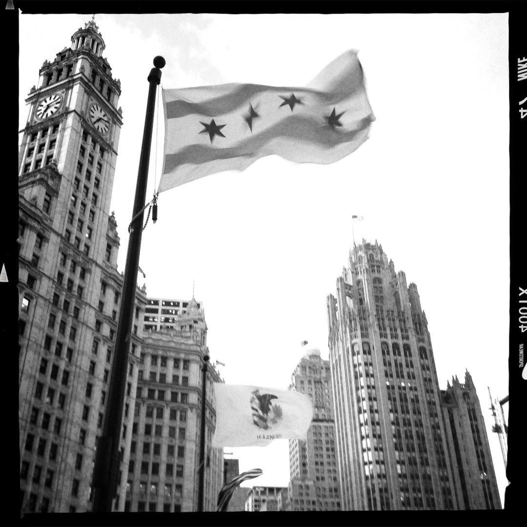 Bandera de Chicago, Michigan Avenue, impresión cuadrada fina en blanco ...