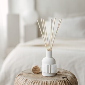 WHITE REED DIFFUSER: Bliss, Clouds, Linen, Honey. Ceramic Vase With Oak Cover, Natural Reed ...