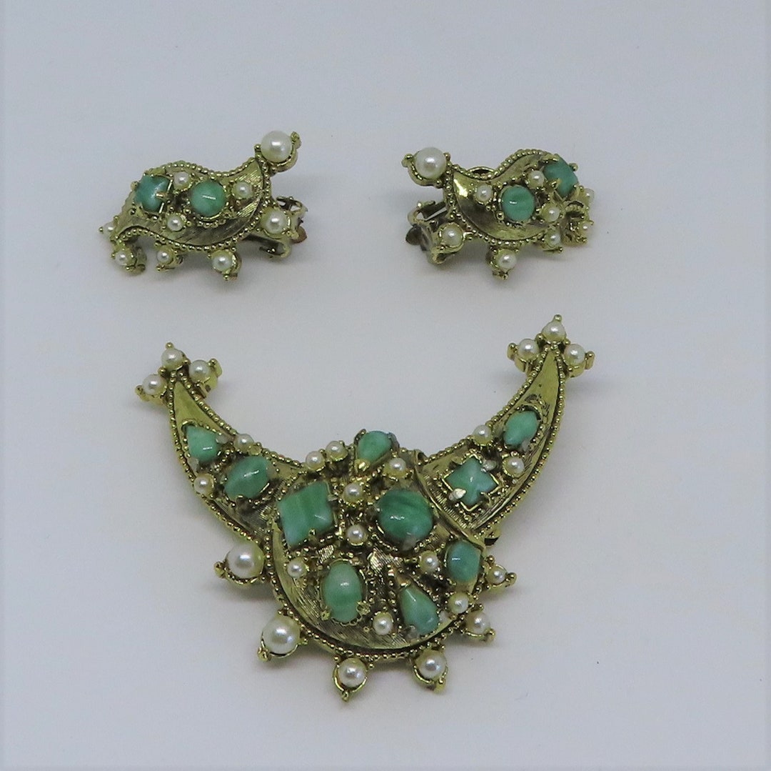 Vintage Hollycraft 1951 Faux Pearl and Faux Jade Brooch Pin With ...