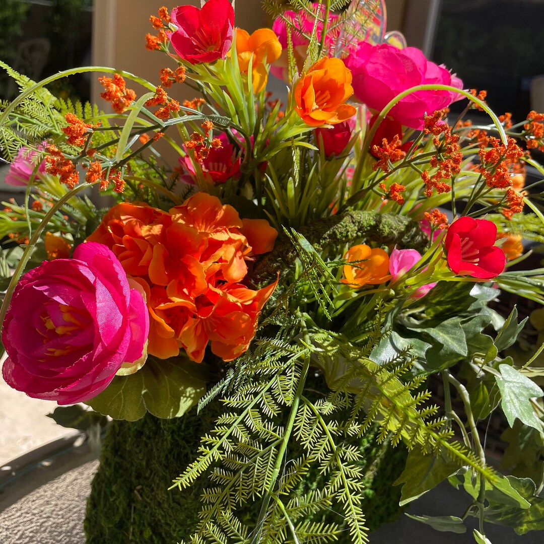 Geranium & Ranunculus Floral Arrangement: Moss Purse Container Decor - Etsy