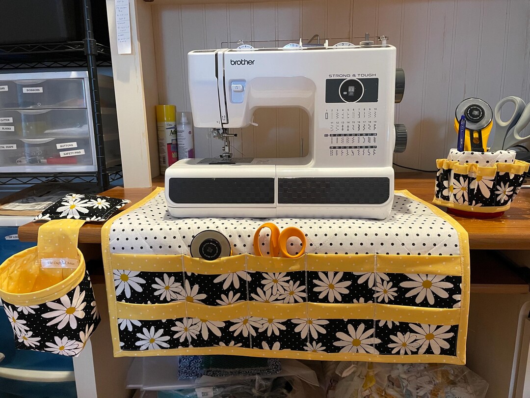 White Daisies Print Quilted Sewing Machine Mat Organizer With Matching ...