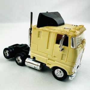 Snap Fit Over the Road Ford CL-9000 Sleeper Lindberg HO Scale Model Kit ...