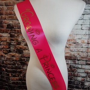 Baby Shower Sash - Growing a Princess Pink & Gold Sash for Mom to Be to ...