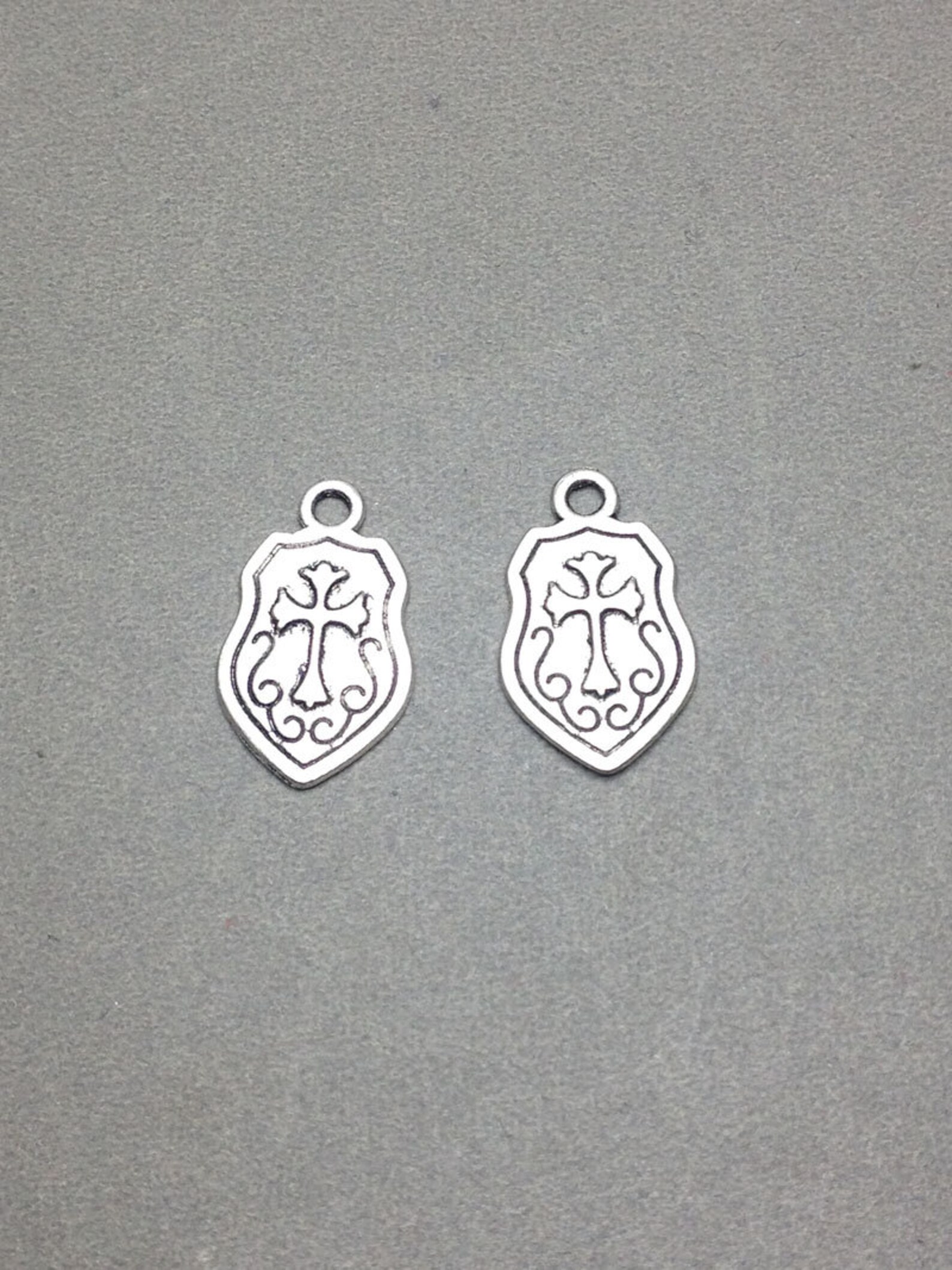 50 Pcs Antique Silver Badge With Cross Charm Pendants Shield Charms ...