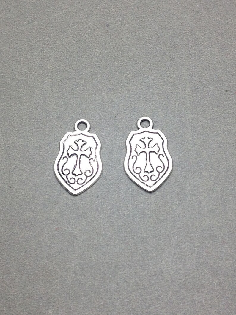 50 Pcs Antique Silver Badge With Cross Charm Pendants Shield Charms ...