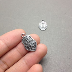 50 Pcs Antique Silver Badge With Cross Charm Pendants Shield Charms ...