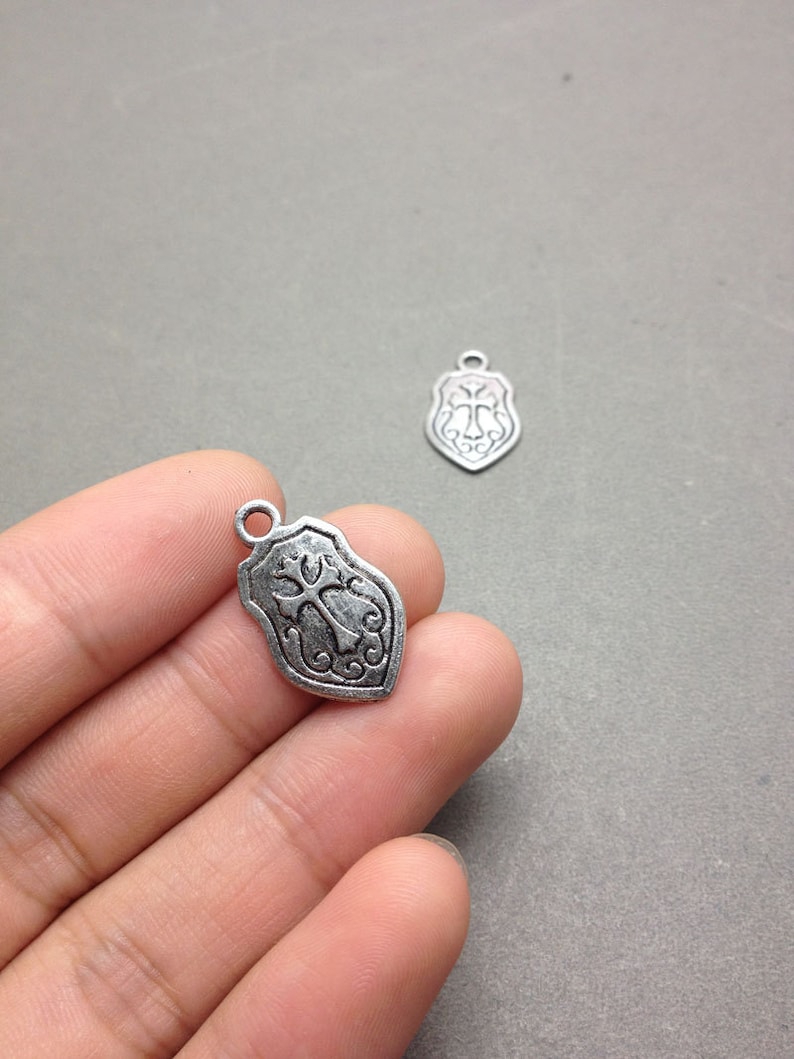 50 Pcs Antique Silver Badge With Cross Charm Pendants Shield Charms ...
