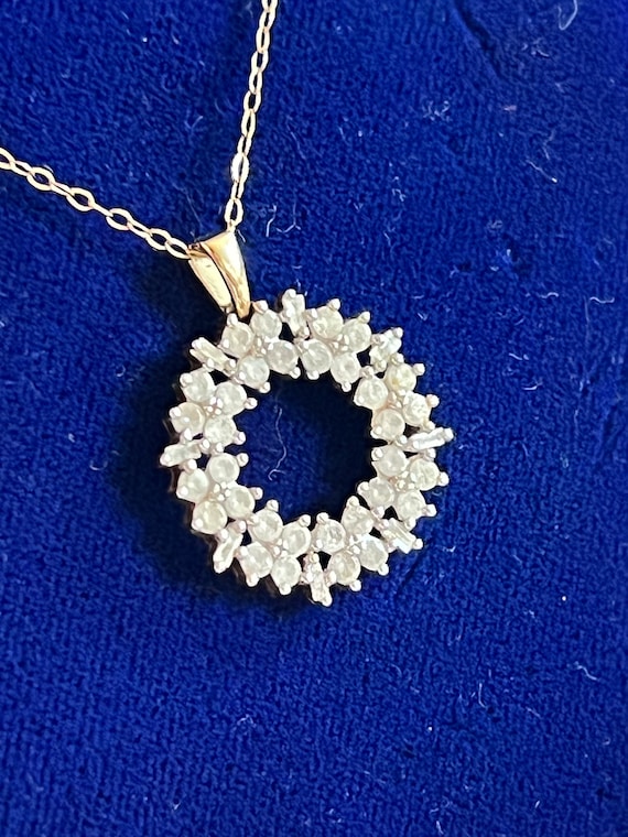 REDUCED Stunning 40 stone 9ct gold and diamond pendant - Gem