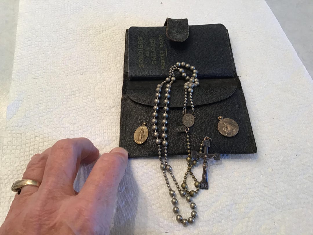 WWII Soldiers and Sailors Bible Prayer Book Military Issued Pull Chain ...