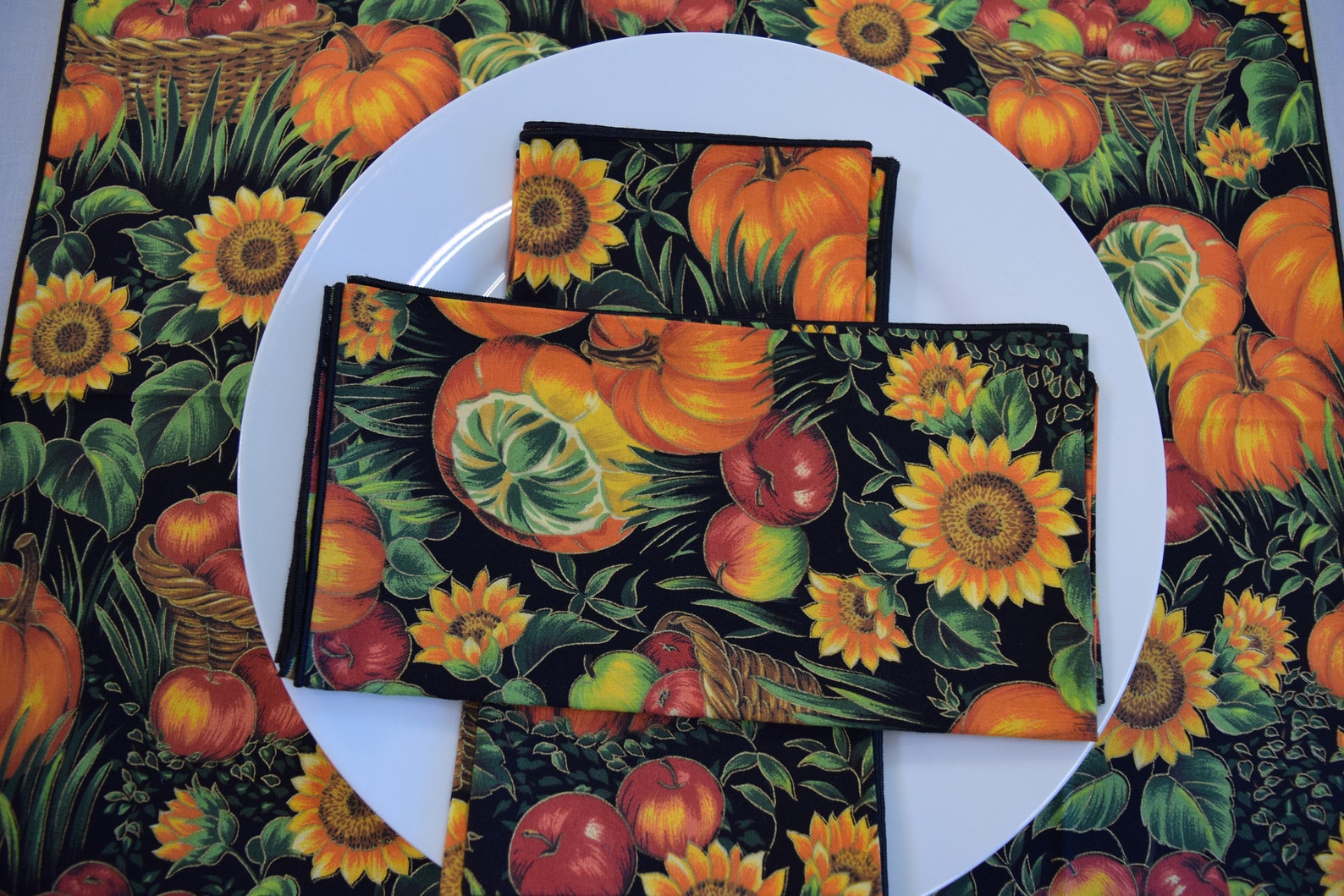 Thanksgiving Table Napkins, Napkins With Pumpkins, Baskets and ...