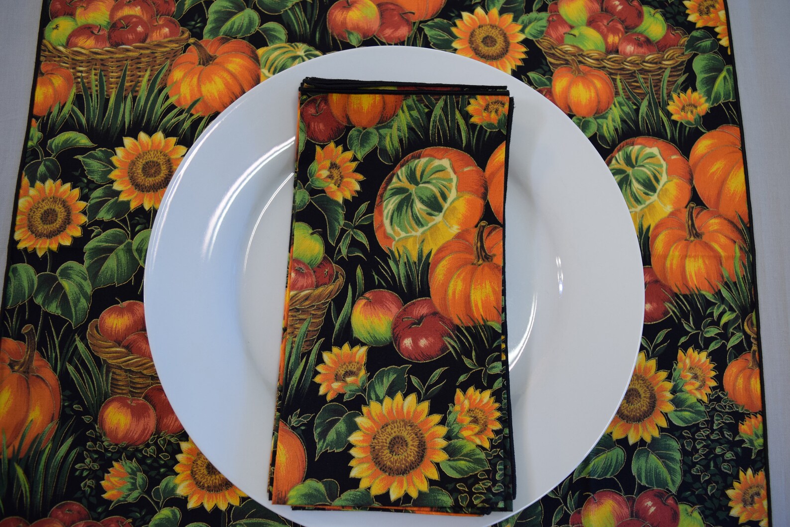 Thanksgiving Table Napkins, Napkins With Pumpkins, Baskets and ...