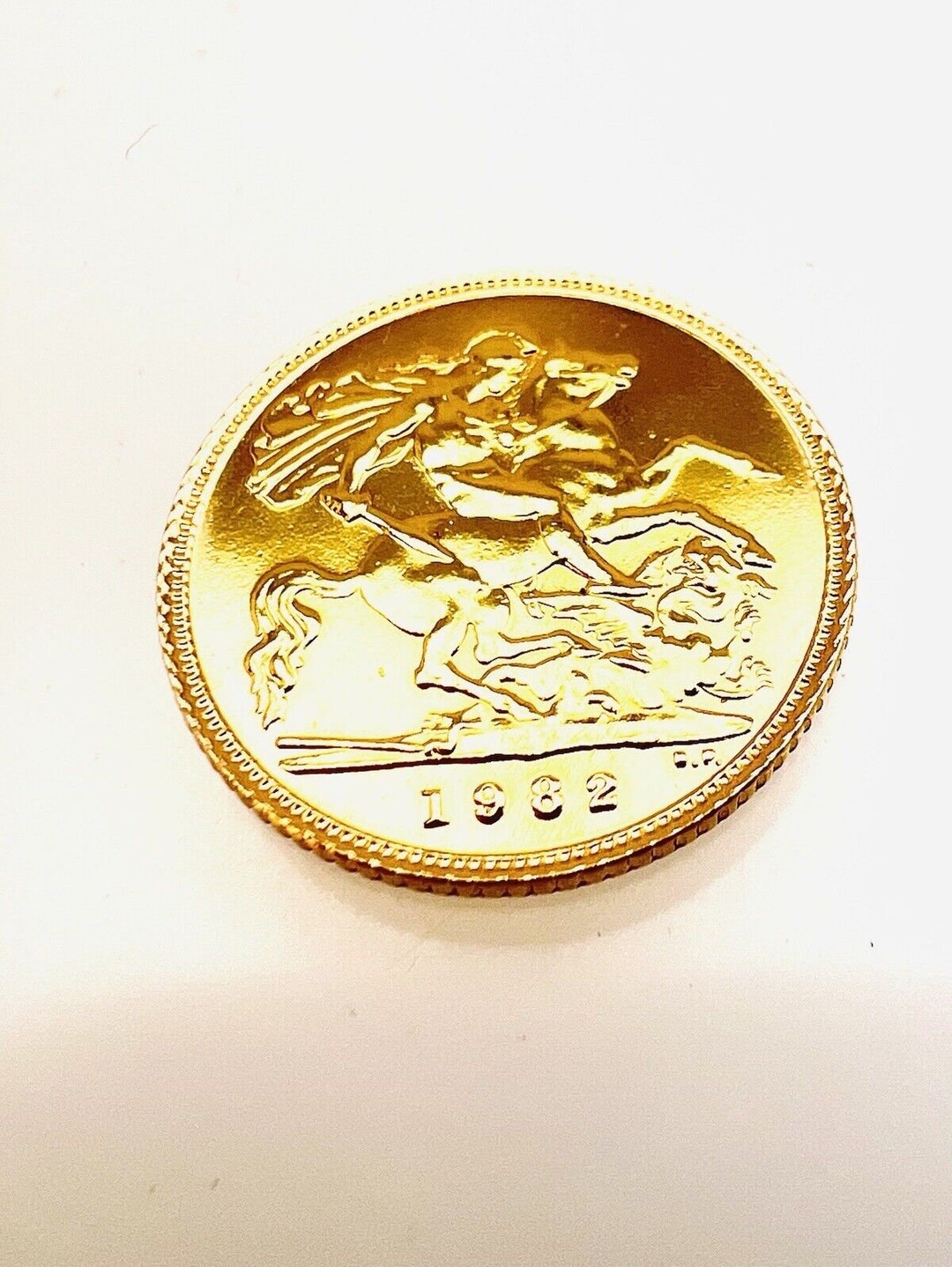 1982 Gold 1/2 Half Sovereign Coin Elizbeth II .916 19.3mm Diameter 4g ...