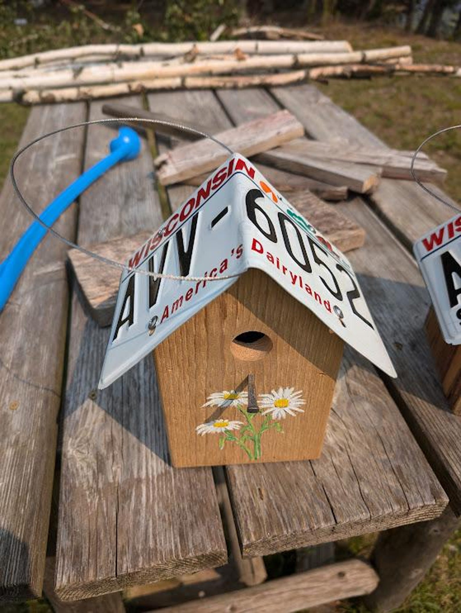 Wisconsin License Plate Roof Birdhouse With Hand Painted White Daisies ...