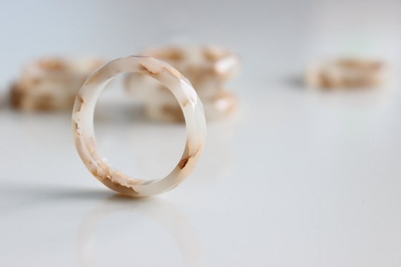 WeiBer Resin Ring mit Gold flocken alternativer Ehering handgemachtes Resin Schmuck Geschenk fur Frauen Etsy
