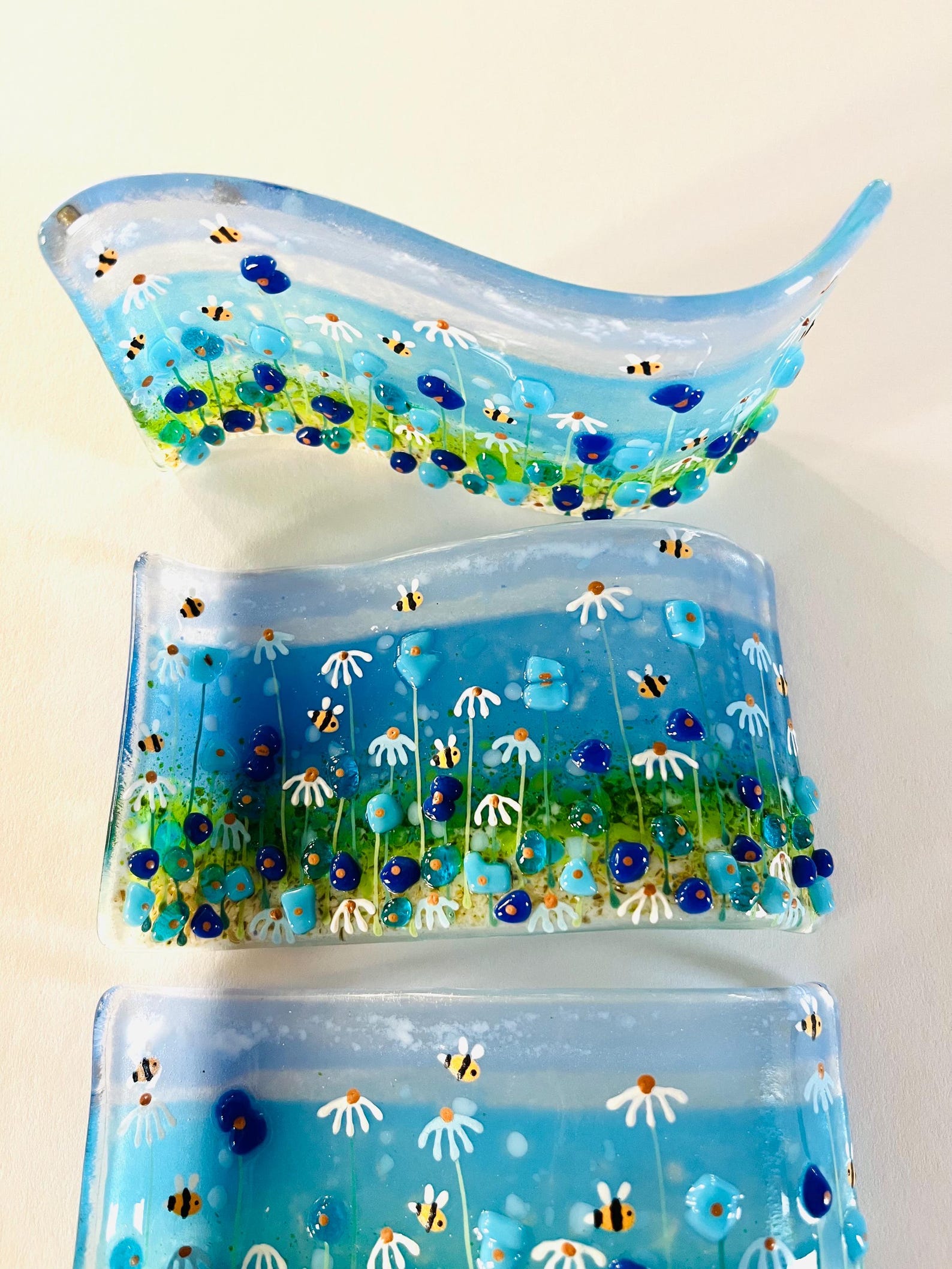 Fused Glass Cute Bees With Flowers Art Freestanding Wave - Fused Glass ...