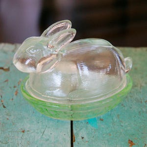 Vintage LE Smith Glass Bunny Rabbit on Nest Dish Clear With Green Nest ...