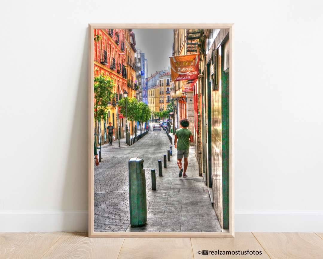 Foto hombre caminando por Chueca Madrid España, Arte de pared ...