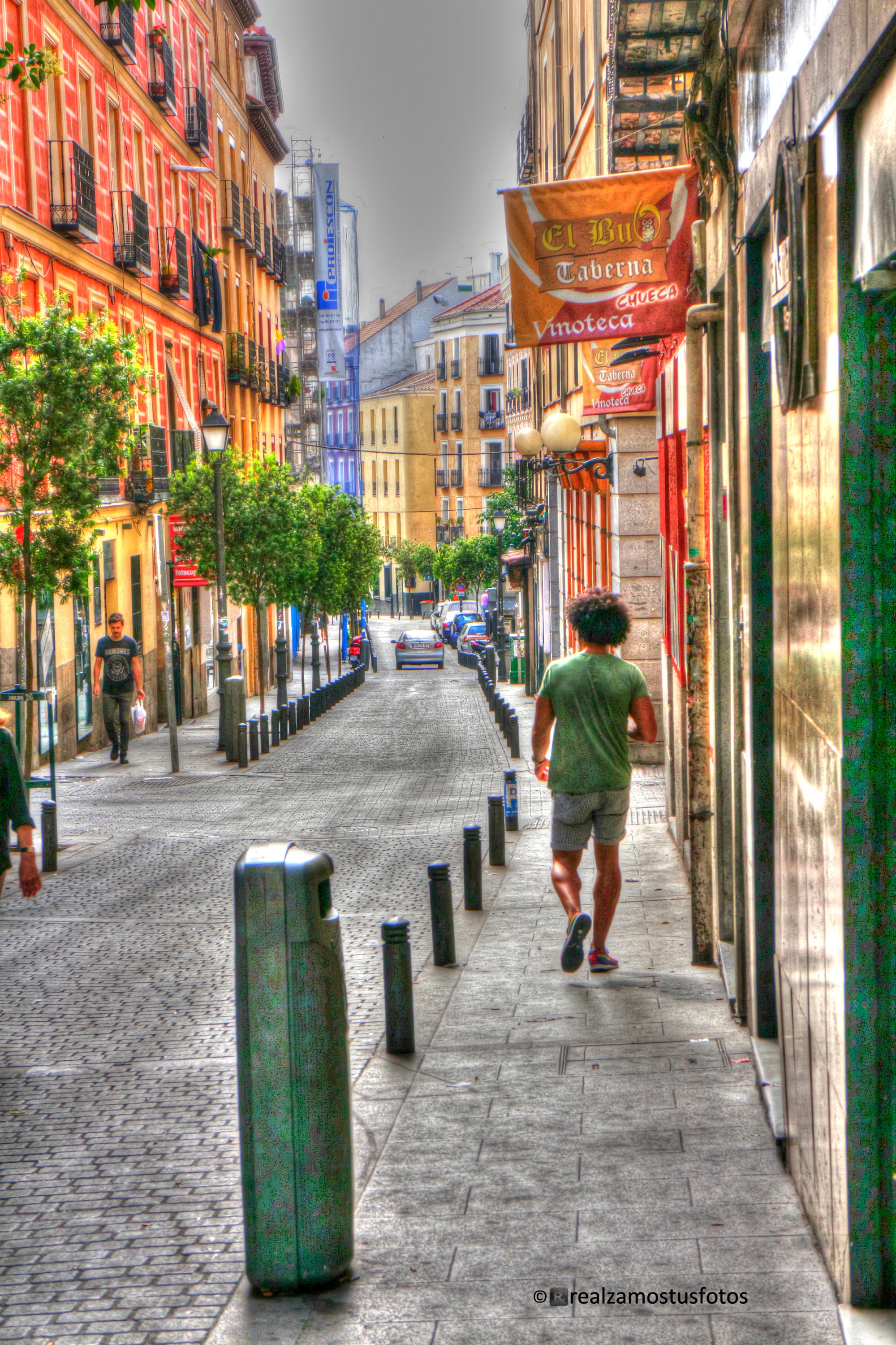 Foto hombre caminando por Chueca Madrid España, Arte de pared ...