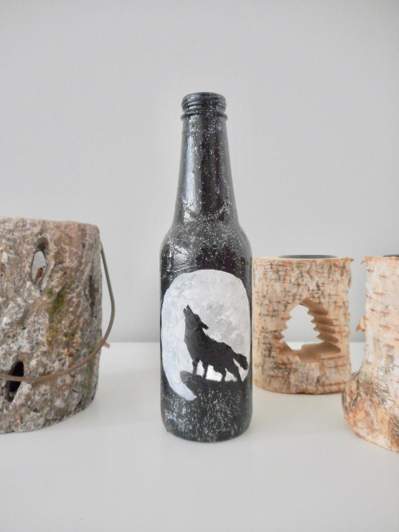 Handgeschilderde fles Huilende wolf volle maan fles zwart wit decor ...