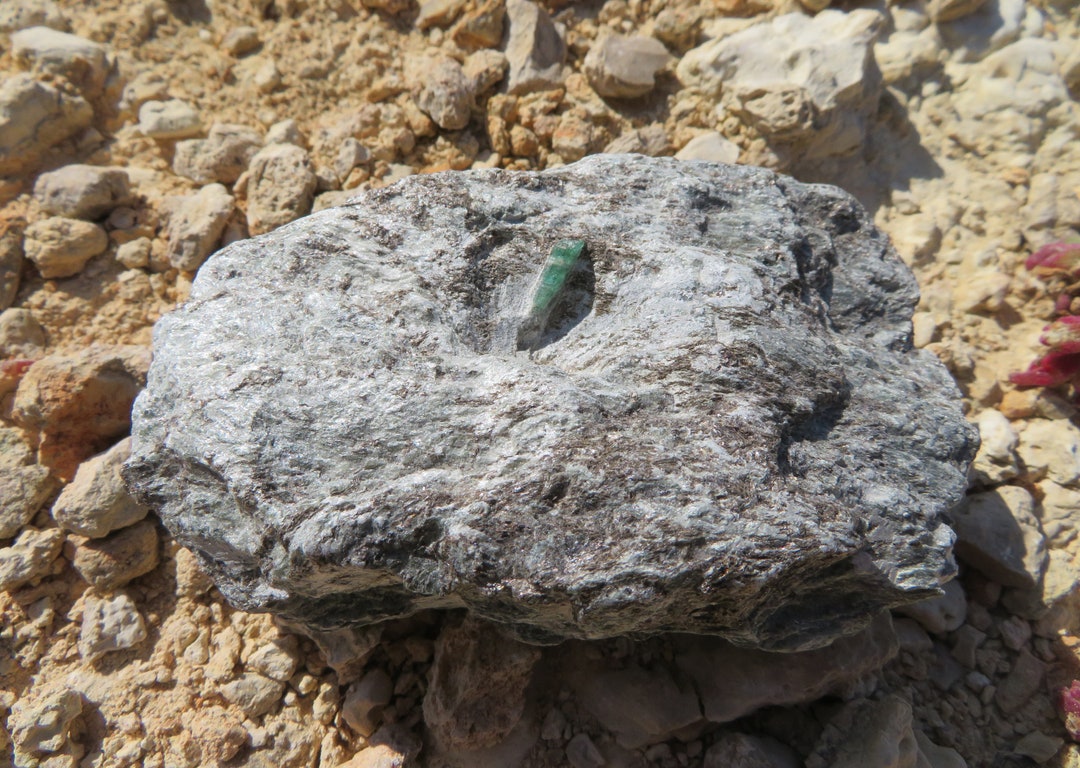 Green Emerald on Matrix 10cm X 6cm X 2,8cm Ca. 250 Grams Stone Hippie ...