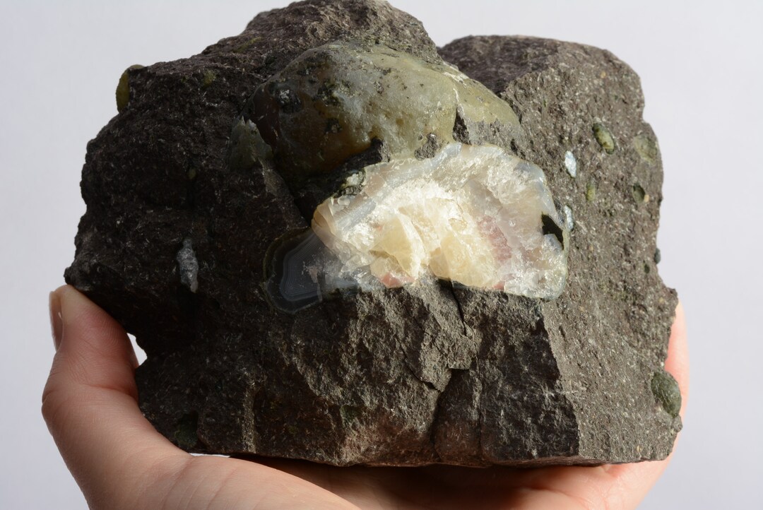 SCOTTISH AGATE in MATRIX With Uv Calcite Quartz Rough Volcanic Rock ...