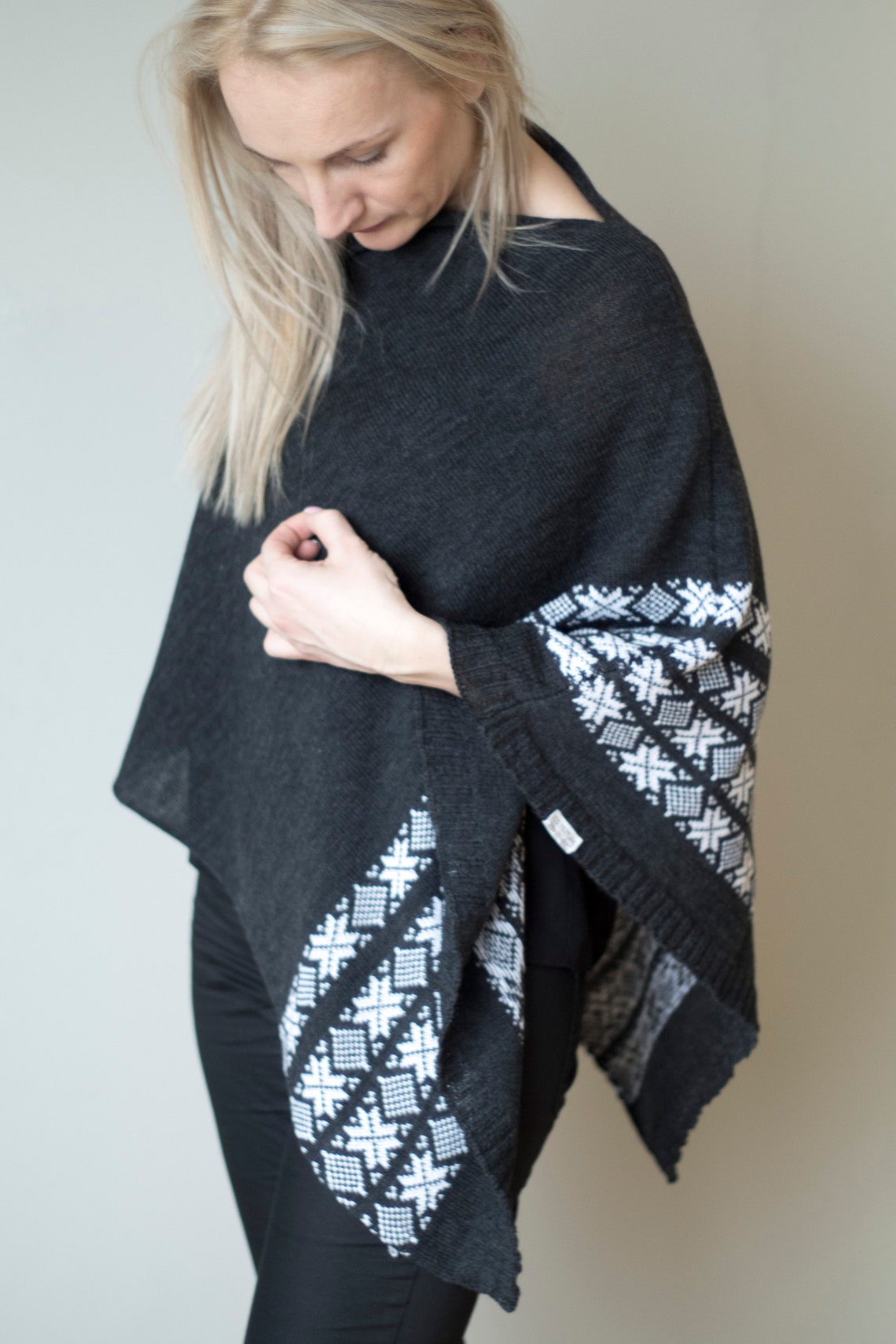 Poncho Knittted Dark Gray Wool Dark Gray-anthracite Patterned Knitted ...