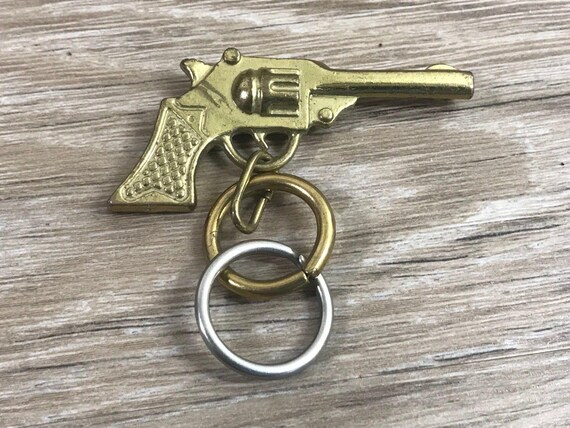 Vintage Gold Tone Revolver Gun Pistol Key Ring Keycha… - Gem