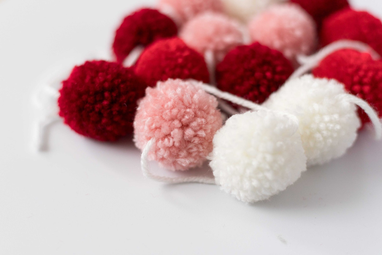 Tri-color Red Valentines Day Yarn Pom Pom Garland Pom - Etsy