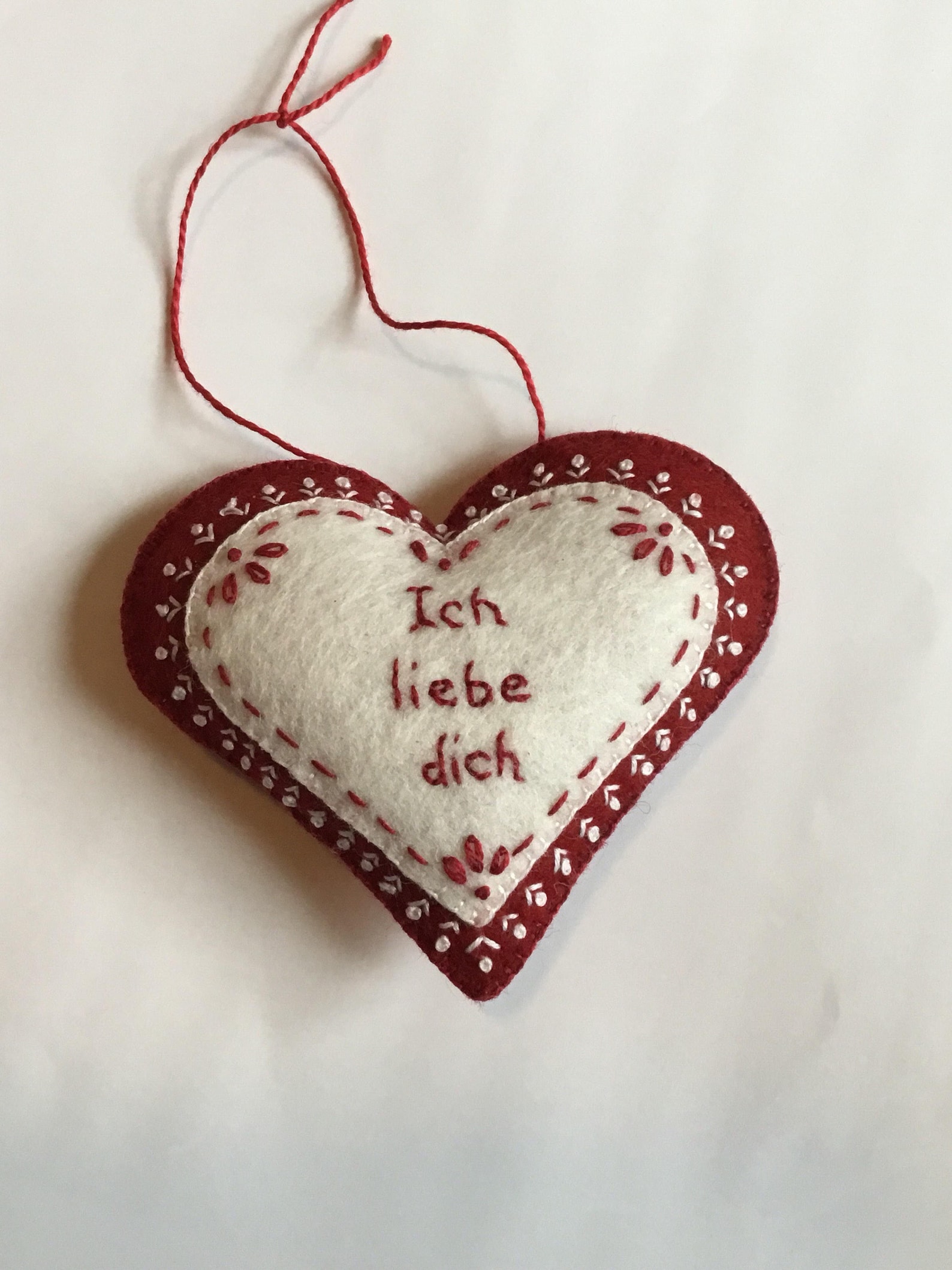 German Red heart embroidered felt ornament - Etsy.de