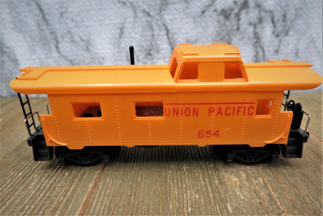 Life-like HO Scale Union Pacific Caboose Yellow #654 - Etsy