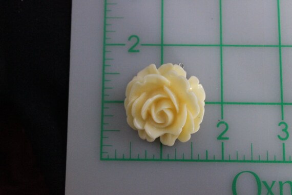 Beautiful realistic vintage resin rose pendant - Gem