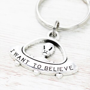 Alien Keychain, Spaceman Keyring, Outer Space Gift, I Want to Believe ...
