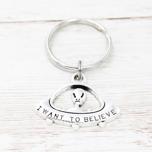 Alien Keychain, Spaceman Keyring, Outer Space Gift, I Want to Believe ...