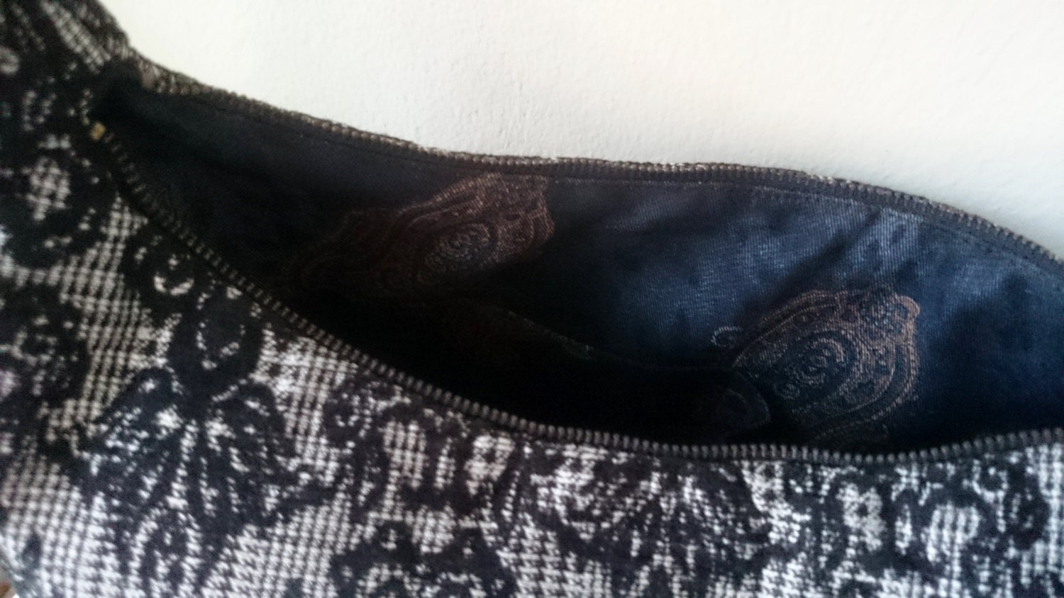 Sac besace brocart, motif motif fleur de lys noir sur prince de galles ...