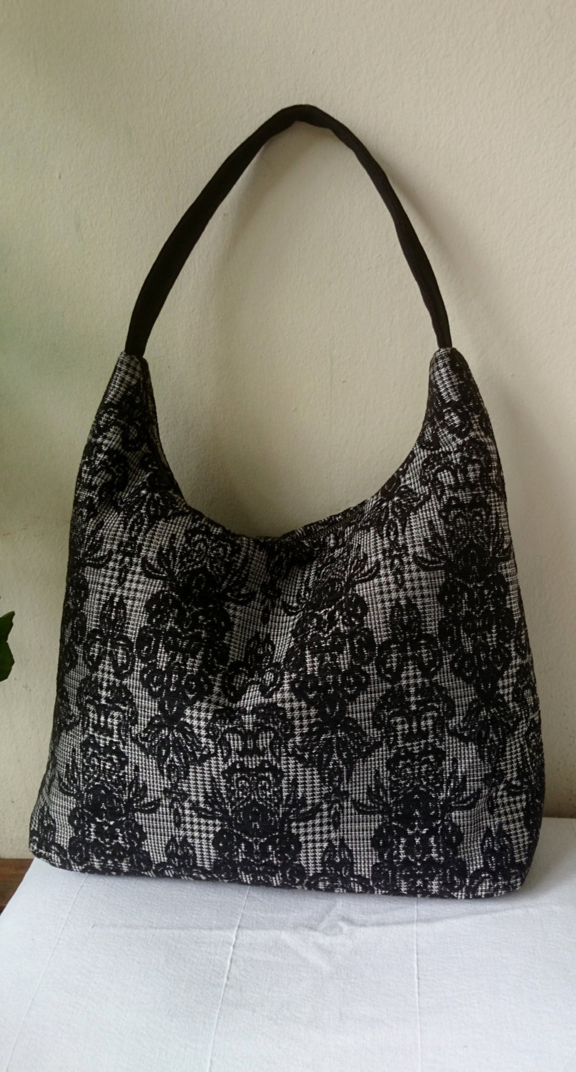 Sac besace brocart, motif motif fleur de lys noir sur prince de galles ...