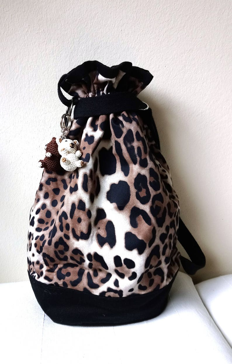 Sac léopard chic et tendance, sac seau noir et léopard, grand sac à ...