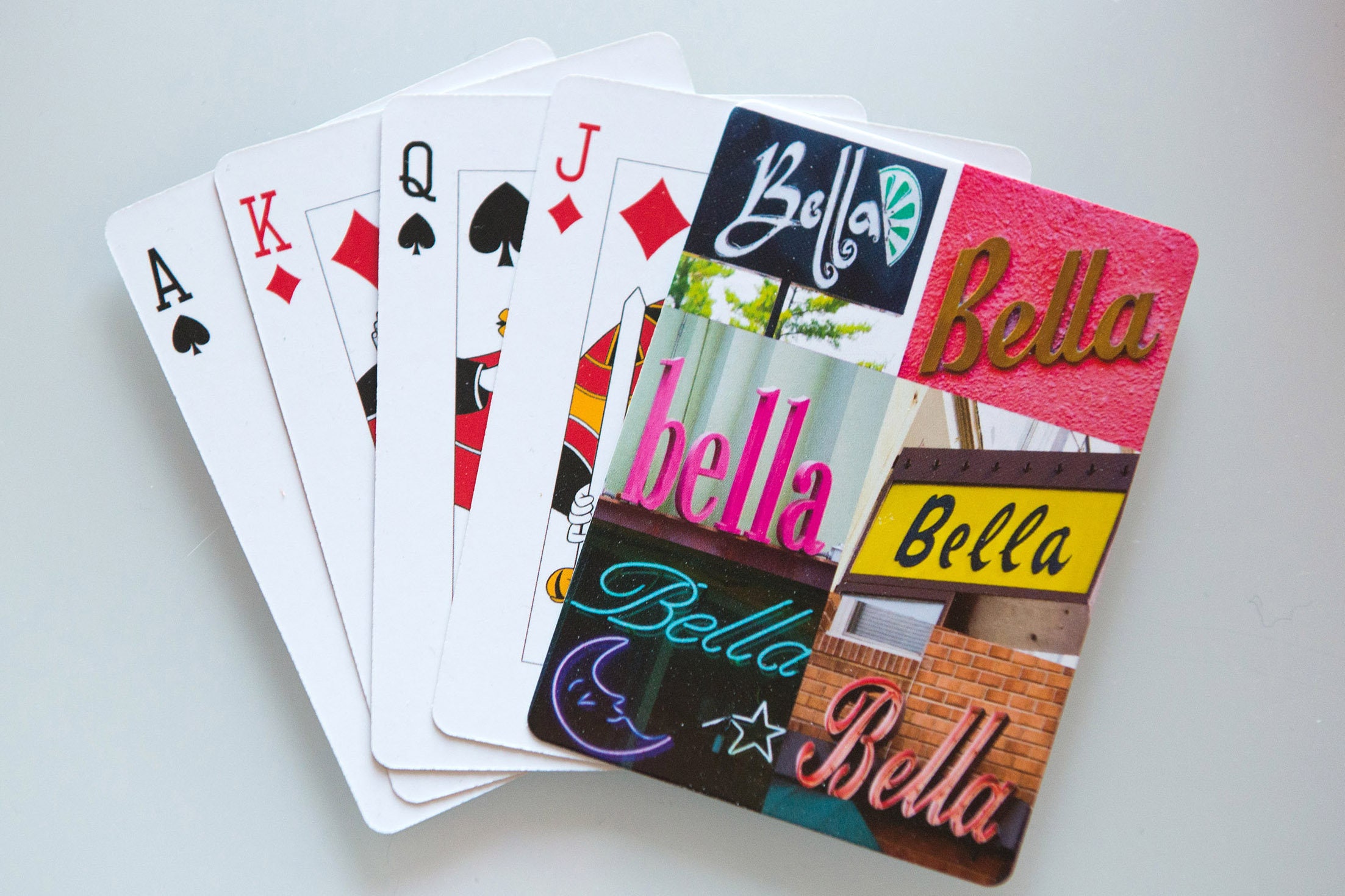 Cartes à jouer personnalisées mettant en vedette le nom BELLA en réelle ...