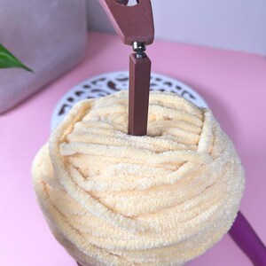 Magnetic Yarn Holder - Floating Pendulum Wool Keeper - Etsy