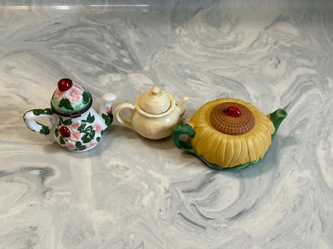 Vintage Set of 3 Miniature Teapots - Etsy