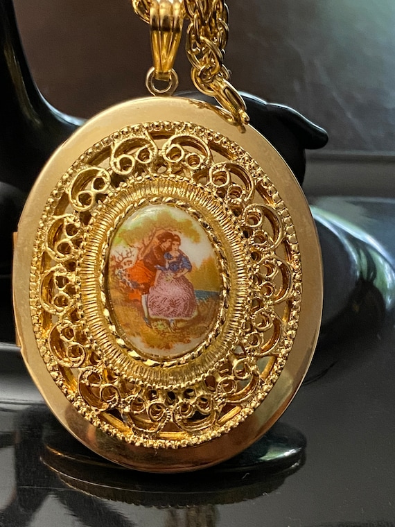Vintage 14” gold tone French couple locket necklace - Gem