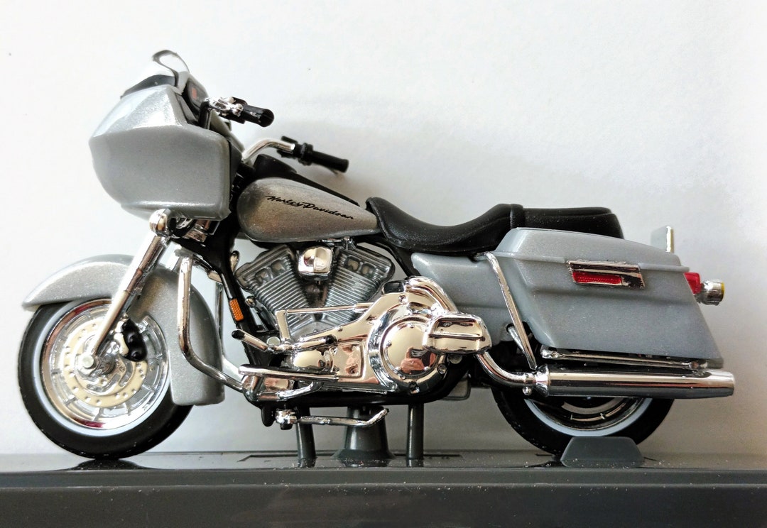 Harley Davidson Model Motorbike 2002 FLTR Road Glide Scale Model 1:18 ...