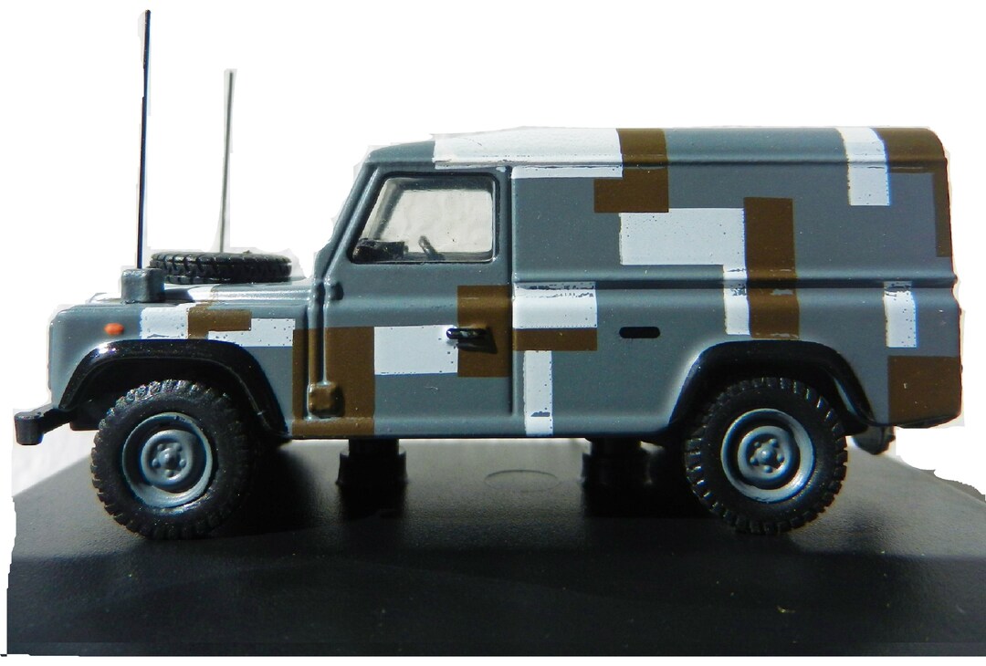 Miniature Model Car Land Rover Defender Berlin Scheme 1/76 Scale Oxford ...