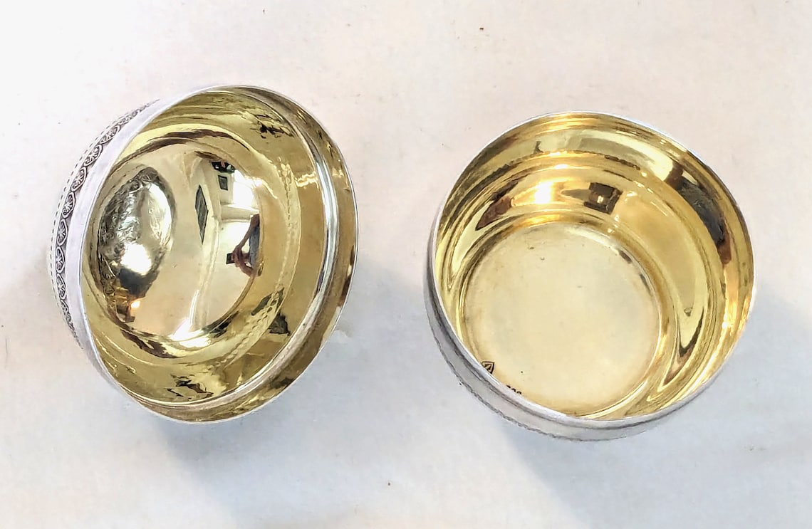 Round .900 Silver Trinket Box: Gilt Interior, Flower Finial, 2 7/8" H ...
