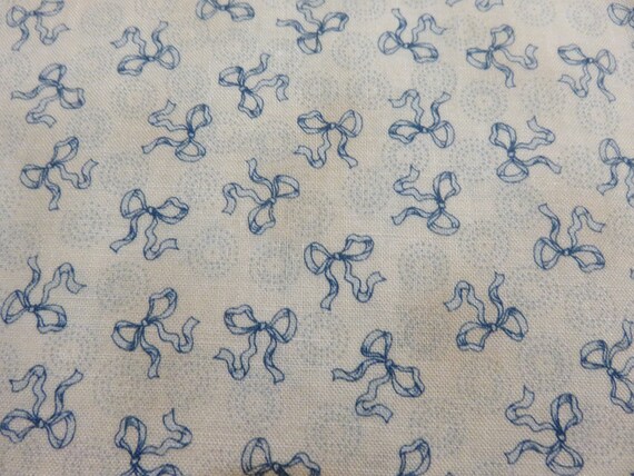 Off White background with small blue bows by the yard Springs Daisy ...