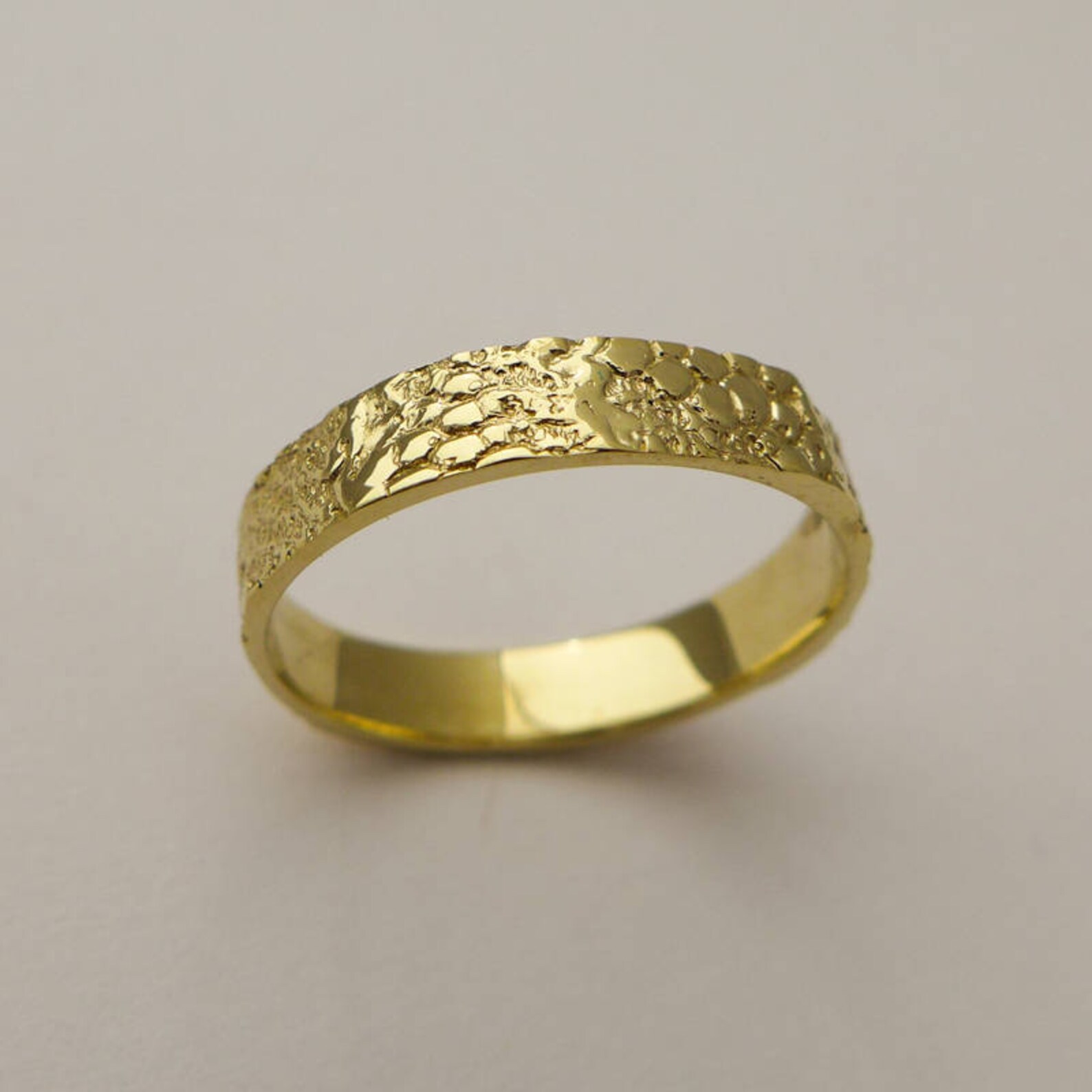 Rustic Gold Wedding Band, 14K / 18K Solid Gold Wedding Band for Men and ...