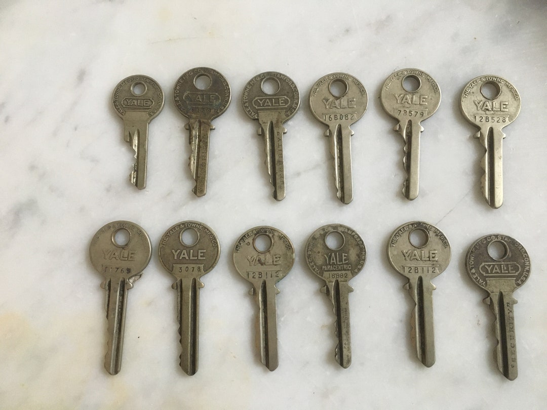 12 Vintage Yale Keys - Etsy