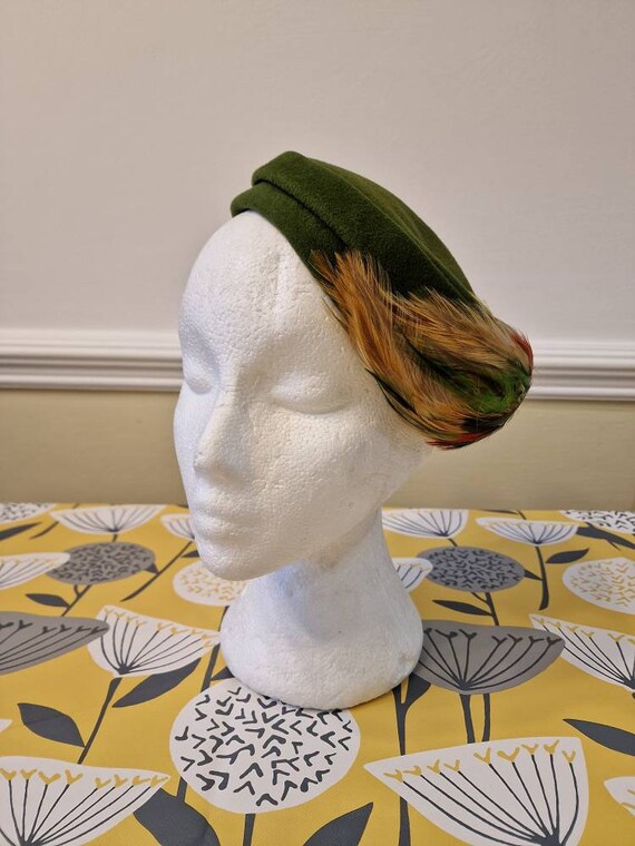 Vintage pea green pillow box hat with feather design.… - Gem