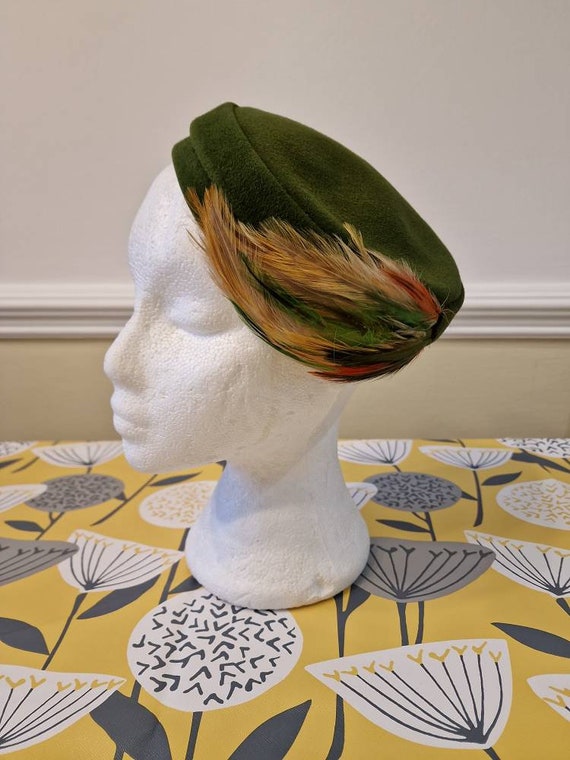 Vintage pea green pillow box hat with feather design.… - Gem